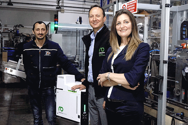 Aplicación de adhesivo en la línea de embalaje final | Robatech