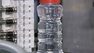 Flexible wrap-around labeling with hot melt adhesive | Robatech