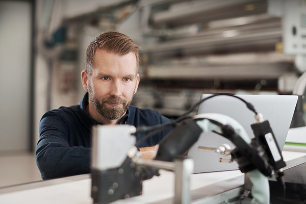 Hot melt: How to apply dots and beads successfully | Robatech